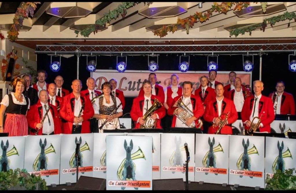 Lutter Muzikanten op de muziekkoepel - Hallo Berghuizen
